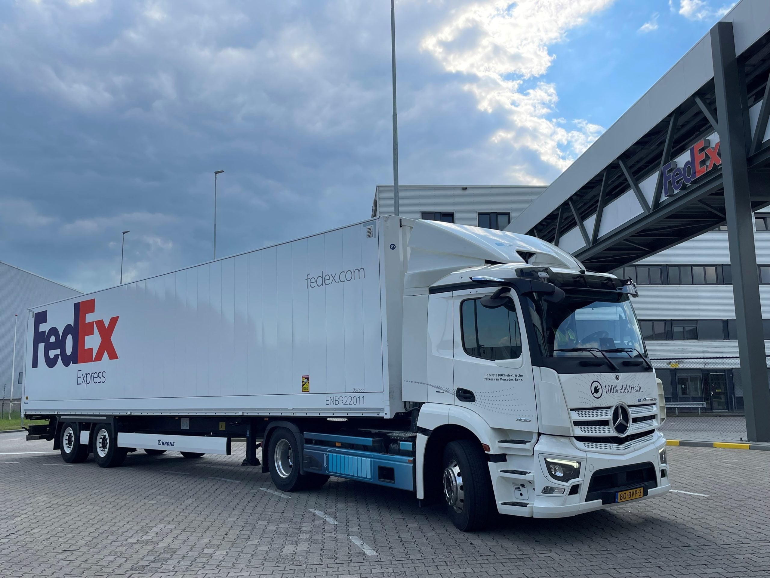 Fed EX trials electric Merc tractor - Just Auto